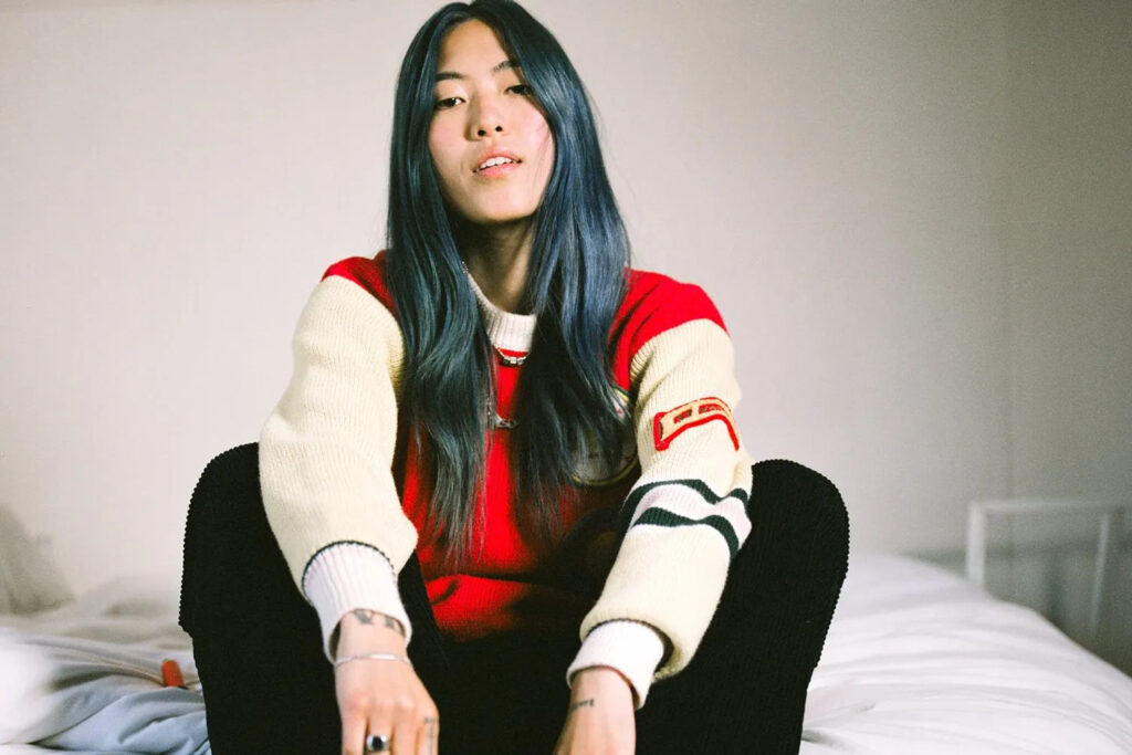 Deb Never / オルタナティブ・ポップ界の有望ギタリスト - Sakura Taps 音楽部